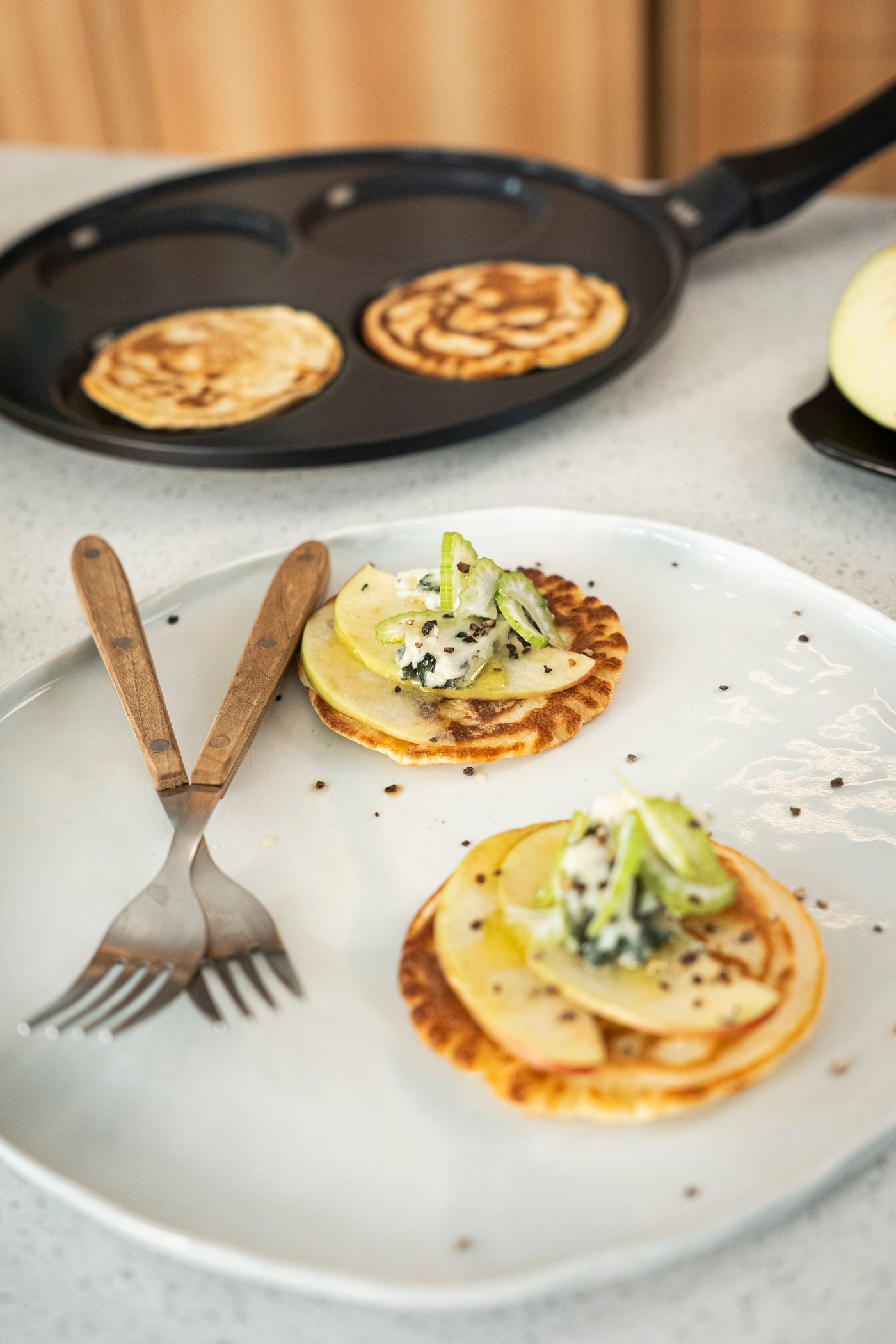 🥞 Blini met blauwe kaas, appel & selderij – Beka Cookware