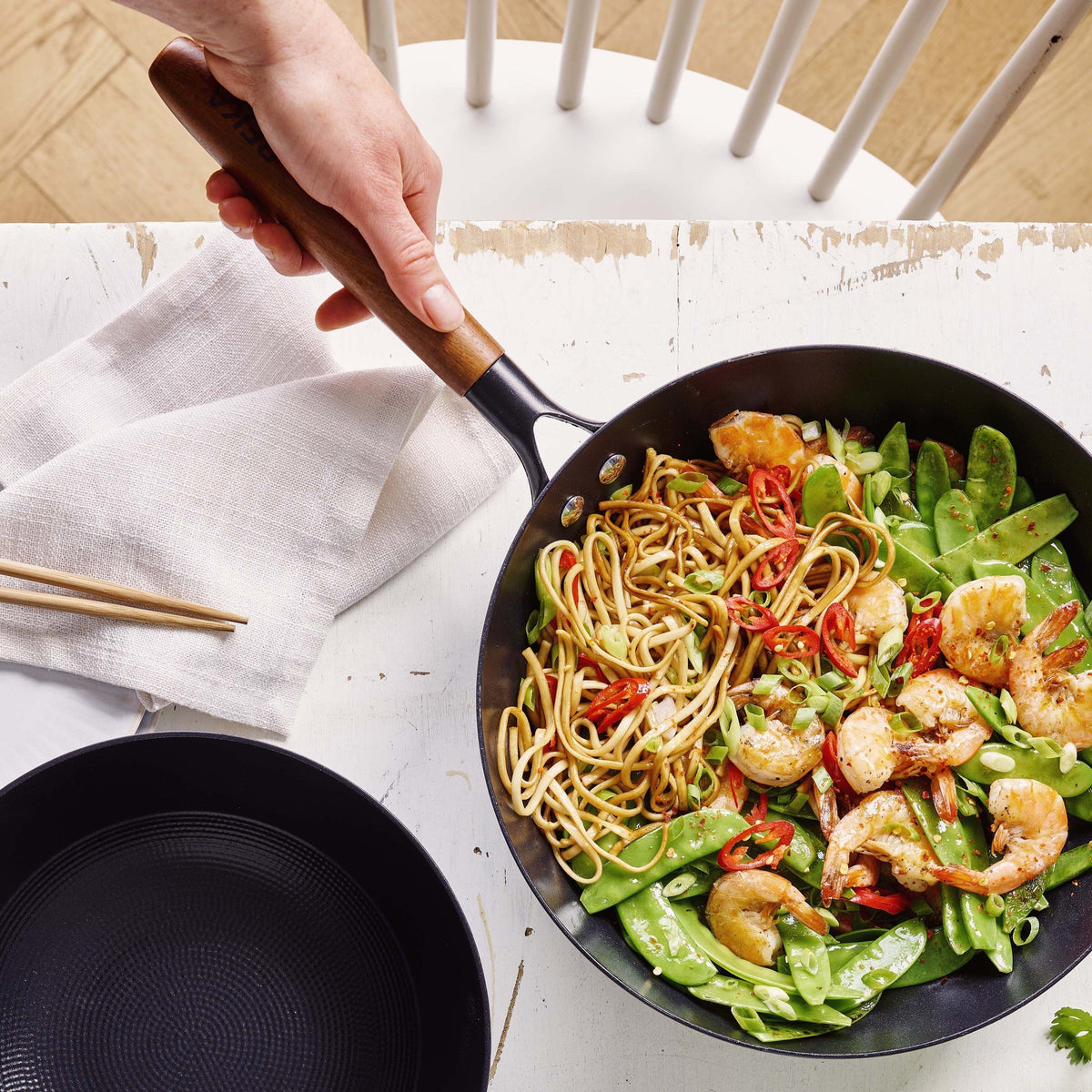 Spicy wok with scampi & snow peas – Beka Cookware